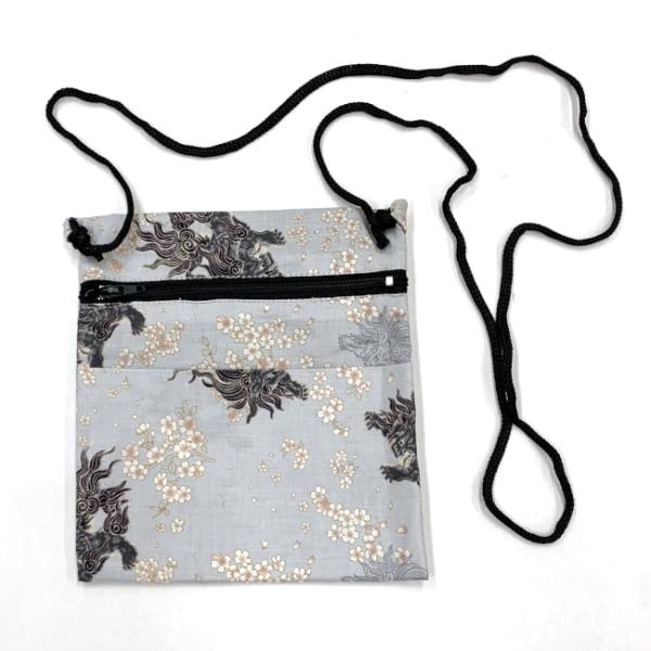 お祭りのはっぴやゆかたに合わせる、小物の収納に便利なポシェットです。■大きさ : 巾15.5cmX高さ17.5cm■色 : 獅子柄 グレー色■材質 : 綿100%※紐の色は変わる場合があります。◆メール便でのポスト投函となります。お届けは発...