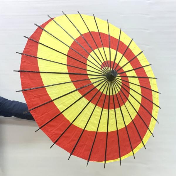 踊りや装飾用のうず巻の柄の傘です。■開いた傘の直径 : 81cm■柄の長さ : 79cm■色 : 赤黄色■材質 : 紙・竹■中国製※雨傘としては使用できませんのでご注意ください。※中国製の商品ですので、傘の柄が少し曲がっていたり、接着剤がは...