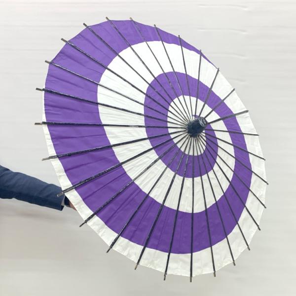 踊りや装飾用のうず巻の柄の傘です。■開いた傘の直径 : 81cm■柄の長さ : 79cm■色 : 白紫色■材質 : 紙・竹■中国製※雨傘としては使用できませんのでご注意ください。※中国製の商品ですので、傘の柄が少し曲がっていたり、接着剤がは...