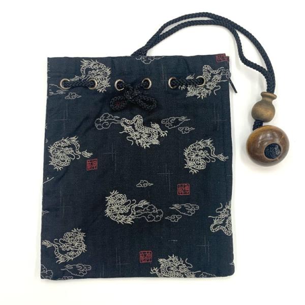 お祭りのはっぴや和服に合わせる、小物の収納に便利な巾着袋です。口を締めたまま横から開けられる便利なファスナーが付いています。■大きさ : 巾16cmX高さ19cm■色 : 竜神柄 黒色■材質 : 綿100%※紐と木玉の色は変わる場合がありま...