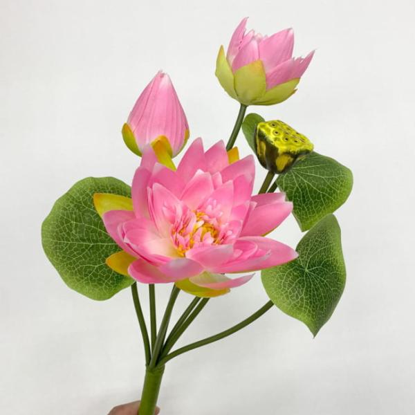 1本の束になっている蓮のユニットブッシュです。■高さ : 44cm　（軸の長さ : 13cm）■花の直径 : 8〜12cm■花の色 ： ピンク色※価格は1本の価格です。1対（2本）の価格ではありません。※軸の長さとは根元から一番初めの枝分か...