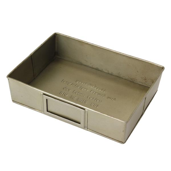 ヨーロッパのアンティークショップで見つけたような味わい深い大人のシリーズ。ブリキの色ムラ、サビやゆがみなど個々の違いが豊かな個性となっています。細々した小物を入れてデスク周りなどスッキリ片付け。適度な深さもあり、収納力に優れています。ラベル...