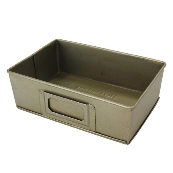 ヨーロッパのアンティークショップで見つけたような味わい深い大人のシリーズ。ブリキの色ムラ、サビやゆがみなど個々の違いが豊かな個性となっています。細々した小物を入れてデスク周りなどスッキリ片付け。適度な深さもあり、収納力に優れています。ラベル...