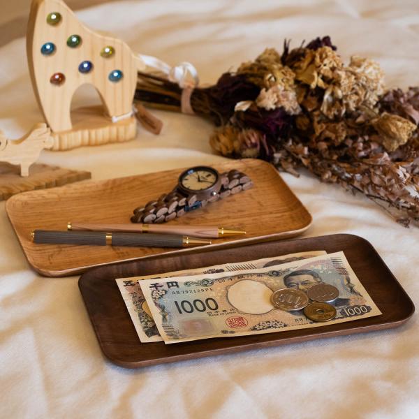 高級材のウォールナット材の無垢材を削り出して作っています。木製のキャッシュトレイは、自然な木の風合いと温かみを持っています。そのため、デスクやテーブルの上に置かれると、部屋のインテリアに自然な魅力を加えます。小銭やカード、スマートフォンなど...