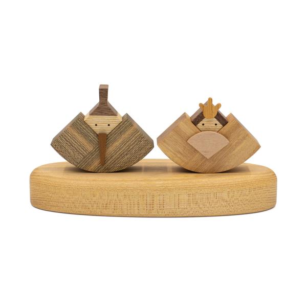 桃の節句のお雛さま、きらびやかなお人形さんも素敵ですが、素朴なほのぼのかわいい木だけで出来たお雛さまはいかがですか。8種類の木を使い、着色せずに木の天然の色を生かし植物性オイルで仕上げました。■商品名木のお雛さま 雛人形■素材センorアッシ...