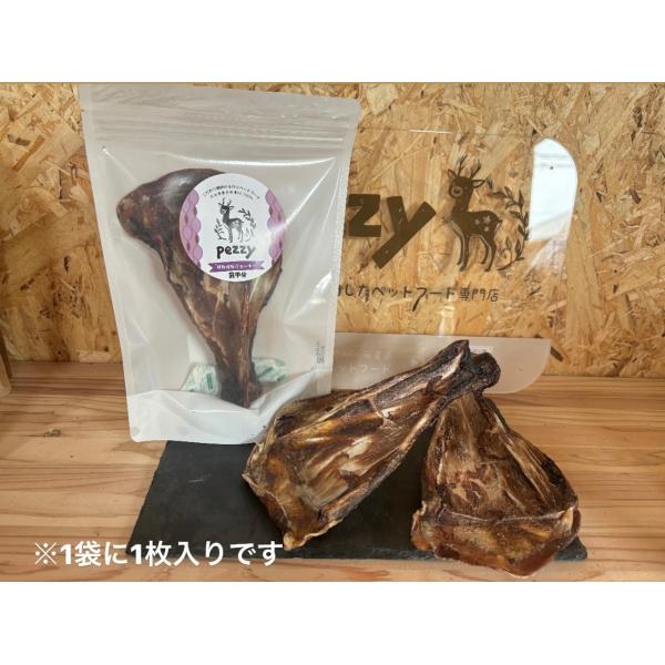こだわり猟師が捕獲、仕入れ、解体、製造、販売までを一貫して手掛ける大分県産の鹿肉を中心としたペットフード対象：中型犬?大型犬希少部位である鹿の肩甲骨を乾燥させた商品です。薄い軟骨と骨を両方楽しめるだけでなく、カルシウム補給、ストレス解、テン...