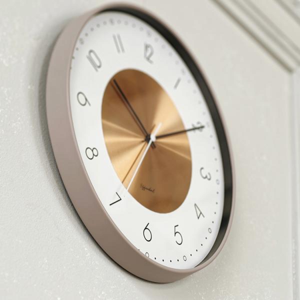 DETAILS中央にあしらわれたコッパーのプレートがさりげなく輝く壁掛け時計。ウォームグレーのスリムなフレームとフェミニンな文字盤がマッチした上品なデザインです。丸みのある数字とインデックスのドットが、モダンな雰囲気にマッチします。前面には...