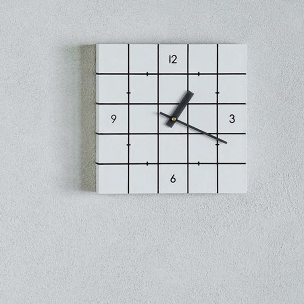 【DETAILS・商品説明】規則正しく並んだ直線が縦と横に走る方眼紙と、針の軌道が円形になるアナログ時計を掛け合わせた実験的なデザイン。表現したかったのは、ふと図形に見えたり、その輪郭だけ切り取られて見えたり、2Dと3Dを行き来するような面...