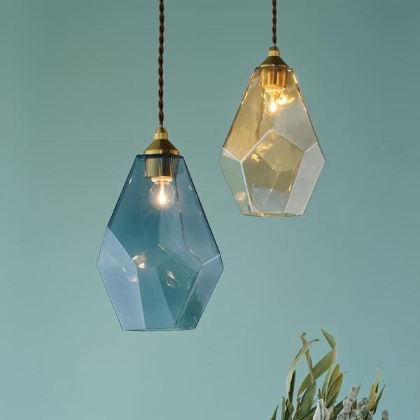 DETAILS自然が作りだす鉱物の結晶にインスピレーションを得て生まれたペンダントライト。ランダムに組み合わされたガラス面が宝石のように輝く、フェミニンなデザインです。商品サイズ本体サイズ / 直径170×高さ1175（mm）シェード / ...