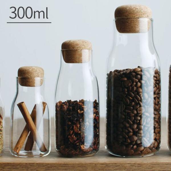 耐熱ガラスとコルクを組み合わせたボトル型キャニスター。300mlは茶葉やナッツを入れるのにちょうど良いサイズ。ボトル型なのでスプーンなどを使わず、容器を傾けることで直接中身を出すことが出来ます。並べておくだけでもインテリアとして映えるデザイ...