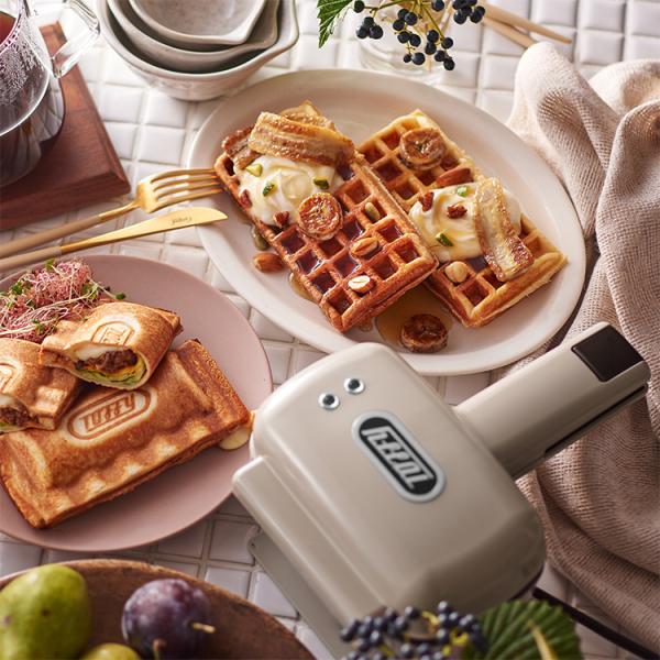 【DETAILS / 商品詳細】一枚の食パンを折りたたんで作る“ハーフホットサンド”ができる電気ホットサンドメーカーにプレート交換式が登場！！プレートは、ワッフルプレート・マルチプレート・たい焼きプレートに交換できます。【商品サイズ】本体：...