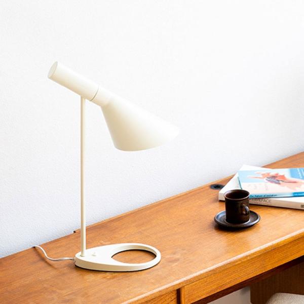 こちらはアルネ・ヤコブセン（Arne Jacobsen）がデザインした「AJテーブルランプ」のリプロダクト製品です。商品サイズ本体：幅210×奥行き342×高さ522(mm)シェード：直径165×奥行き342(mm)ベースサイズ：幅210×...
