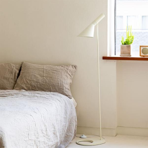 デンマークの偉大な建築家アルネ・ヤコブセンが、自身の最高傑作「ラディソンSASロイヤルホテル」のためにデザインしたAJランプシリーズ。伝統的な様式を否定し、軽やかで近未来的なフォルムを追い求めたミニマルなデザインは、半世紀以上経った今もなお...