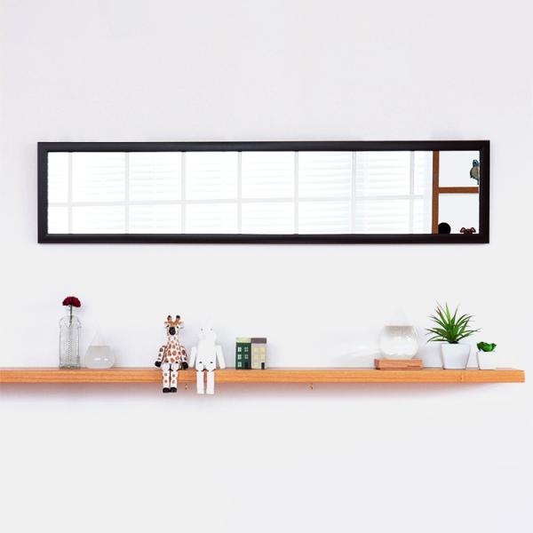 軽量コンパクトな壁掛けミラー。縦向き、横向きどちらにも掛けることができます。シンプルなデザインの薄型フレームなので、どんなお部屋にも馴染んでくれます。鏡には飛散防止加工が施されているので割れても安心なので子供部屋にも最適です。商品サイズ幅2...