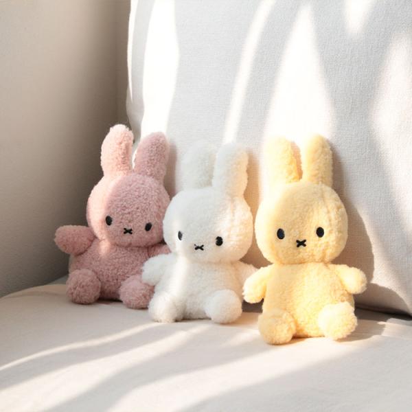 BON TON TOYSはオランダで1933年に設立されたぬいぐるみメーカーです。BON TON TOYS の miffy コレクションから、リサイクル素材を取り入れたぬいぐるみを新発売!リサイクル素材がうれしい、もこもことした触り心地とル...