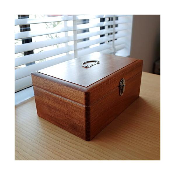 天然木ならではの温もりを感じる倉敷意匠の救急箱（Mサイズ）です。昔ながらのシンプルなデザイン。ふた裏にピンセット入れ付き、トレイは取り外し可能です。長く使っても飽きのこないデザインなので大切に使っていただきたい救急箱です。商品サイズ幅30×...