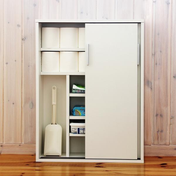 省スペース設計で、トイレットペーパーや掃除道具他、トイレの備品を色々と収納できる引き戸付きラック。ありそうでなかった大容量収納とシンプルな見た目で、人気の商品です。メラミン化粧繊維板で汚れもつきづらく掃除が楽ちん、清潔に保てます。商品サイズ...