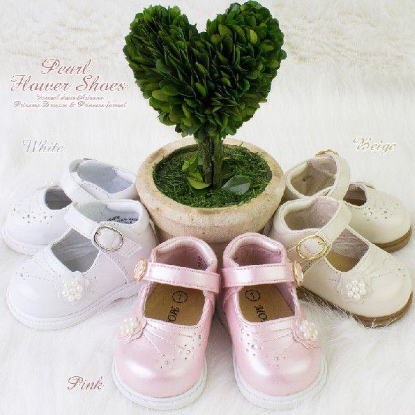 お花の中のパールがとってもキュート!！ベビーフォーマルシューズ パールフラワーシューズ つま先部分が丸いシルエットなのでとても可愛いらしいです。9.5-15.5cmラインストーンとパールのお花が足元をキラキラ演出してくれます!!フォーマルな...