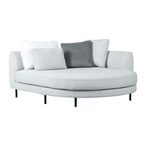 ★ラウンドした大型のジェーズロングが特徴のゆったりとくつろげるソファです。張地や大きさの異なる背クッションは、空間にアクセントをもたらし、座り方に合わせてクッションを自由にくつろげます。 ベーシックなグレー系のファブリックとブラックの脚で、...