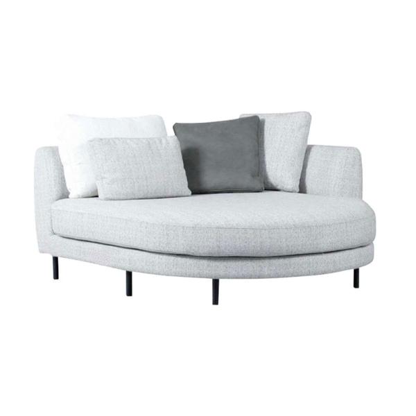 ★ラウンドした大型のジェーズロングが特徴のゆったりとくつろげるソファです。張地や大きさの異なる背クッションは、空間にアクセントをもたらし、座り方に合わせてクッションを自由にくつろげます。 ベーシックなグレー系のファブリックとブラックの脚で、...