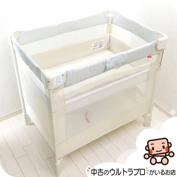 ■ 商品のご説明ねむれる・たためる・運べるベッド。ムレから守る『エアー』のココネルです。コンパクトに折りたたんで自在に持ち運びできるから、家族旅行や帰省の時など、どこへ行っても安心・快適な環境で眠らせてあげられる新発想のベビーベッドです。床...