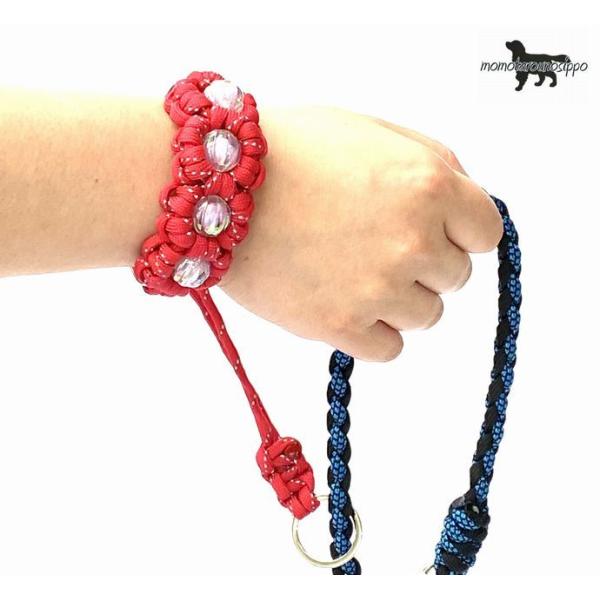 リードにつけるサブ持ち手（リーシュ）お散歩のときに万が一リードが手から離れてもリーシュがあれば大丈夫！ Reflectiv（反射タイプ）で夜間のお散歩にも安全です。こちらのリーシはアクセントにお花4つを付けたかわいらしいリーシュとなっており...