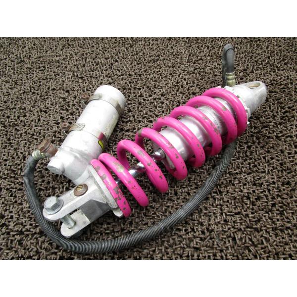 GSX-R750　　　リアサスペンション 商品説明使用感等に伴うキズ、サビございます。ロッド部分にサビ、上取付部付近に削れございます(画像1)。商品の状態は、画像にてご確認下さい。修復素材に、いかがですか♪中古品の為、神経質な方のご入札はご...