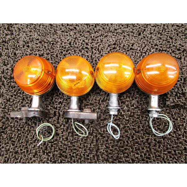 CB72　　　ウインカーセット4個 商品説明使用感等に伴うキズ、サビ、メッキ剥がれございます。レンズはフロントにヒビ、リアにヒビや割れ穴ございます。商品の状態は、画像にてご確認下さい。修復素材に、いかがですか♪中古品の為、神経質な方のご入札...