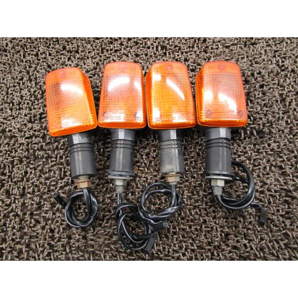 GSF1200S　　　ウインカーセット4個 商品説明始動確認済み車両からの取り外しとなります。使用感等に伴うキズ、若干ガリキズございます。1つ、レンズ内ネジ受けが欠損しております。商品の状態は、画像にてご確認下さい。修復素材に、いかがですか...