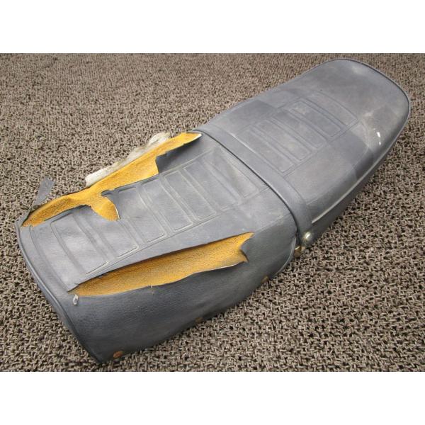 CB400F　　　シート 商品説明使用感等に伴うキズ、サビ、腐食、ヒビ割れございます。シートに破れ、穴ございます。商品の状態は、画像にてご確認下さい。修復素材に、いかがですか♪中古品の為、神経質な方のご入札はご遠慮願います。【車両情報】■メ...