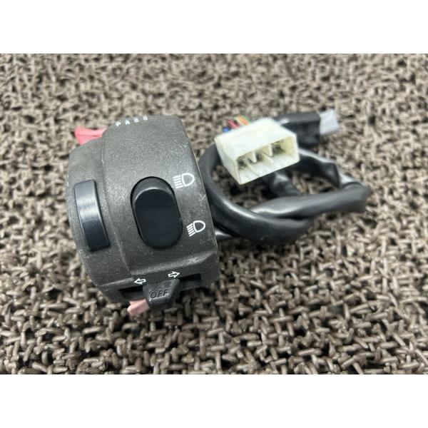 スピードトリプル　　　ハンドルスイッチ左 商品説明始動確認済み車両からの取り外しとなります。使用感等に伴うキズございます。切替確認取れております。商品の状態は、画像にてご確認下さい。修復素材に、いかがですか♪中古品の為、神経質な方のご入札は...