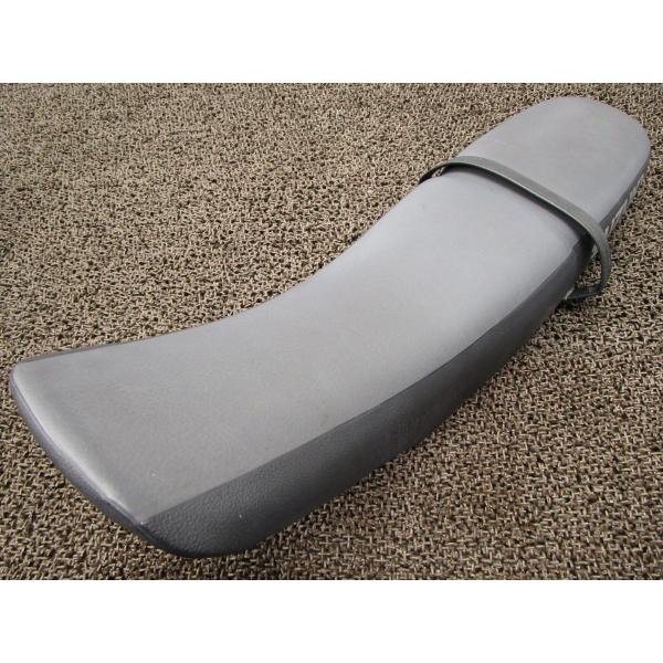 DR-Z400SM　　　シート 商品説明始動確認済み車両からの取り外しとなります。使用感等に伴うキズございます。商品の状態は、画像にてご確認下さい。修復素材に、いかがですか♪中古品の為、神経質な方のご入札はご遠慮願います。【車両情報】■メー...