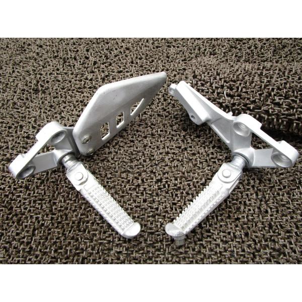 SV400S　　　メインステップ左右 ステー 商品説明始動確認済み車両からの取り外しとなります。使用感等に伴うキズ、サビございます。左ステップにガリキズ・ホルダー部に削れ、右ステップ先端に削れございます。商品の状態は、画像にてご確認下さい。...