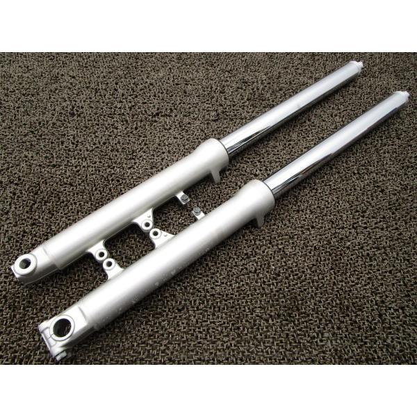 GSF750　　　フロントフォーク 商品説明始動確認済み車両からの取り外しとなります。使用感等に伴うキズ、サビございます。インナーに点サビ、ダストシールにヒビ割れございます。商品の状態は、画像にてご確認下さい。修復素材に、いかがですか♪中古...