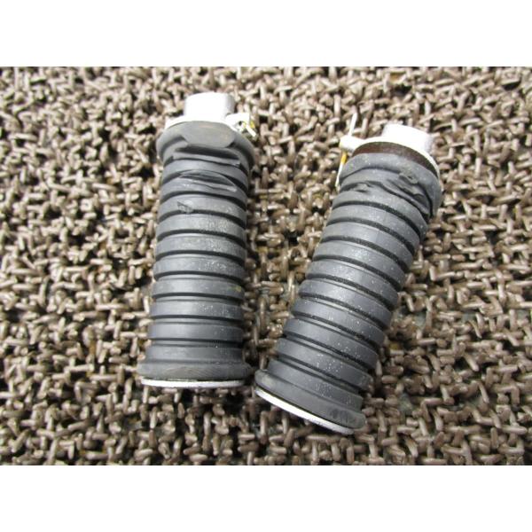 GT250　　　タンデムステップ左右 商品説明始動確認済み車両からの取り外しとなります。使用感等に伴うキズ、サビございます。商品の状態は、画像にてご確認下さい。修復素材に、いかがですか♪中古品の為、神経質な方のご入札はご遠慮願います。【車両...