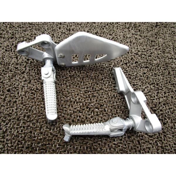 SV400S　　　メインステップ左右 ステー 商品説明始動確認済み車両からの取り外しとなります。使用感等に伴うキズ、サビございます。商品の状態は、画像にてご確認下さい。修復素材に、いかがですか♪中古品の為、神経質な方のご入札はご遠慮願います...