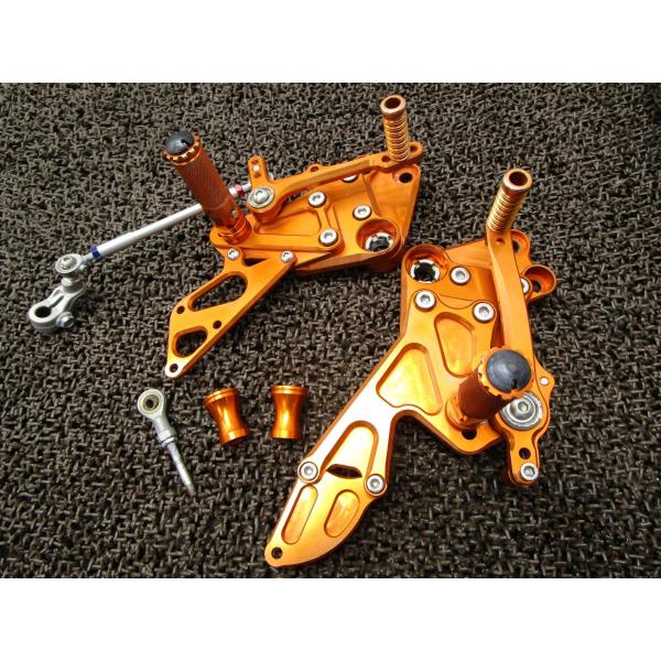 KTM 125デューク　　　社外 メインステップ左右 ステー ブレーキペダル チェンジ商品説明始動確認済み車両からの取り外しとなります。使用感等に伴うキズ、サビございます。左はステップ先端とチェンジペダルにスリキズございます。商品の状態は、...