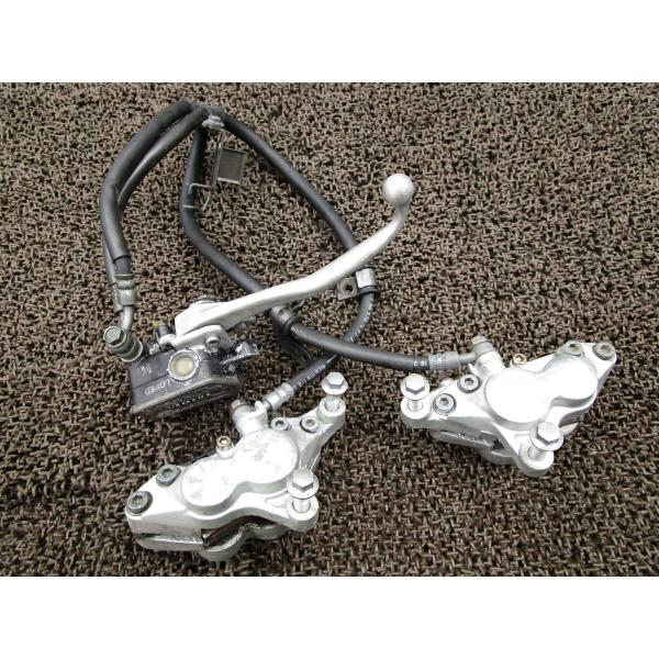 R1-Z　　　フロントキャリパー マスター ブレーキレバー 商品説明始動確認済み車両からの取り外しとなります。使用感等に伴うキズ、サビございます。レバーは前下方向へ曲り、先端に少々ガリキズございます。マスターは固着しております。商品の状態は...