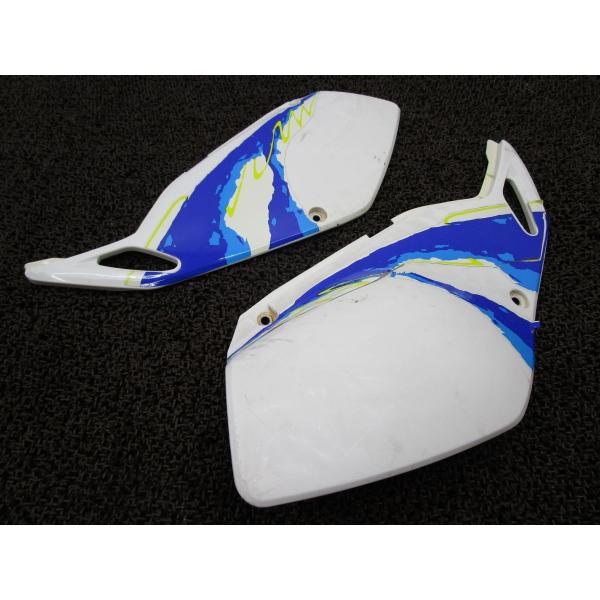 KLX250SR　　　サイドカバー左右 商品説明始動確認済み車両からの取り外しとなります。使用感等に伴うキズございます。右にガリキズ、左後方取付部にヒビ割れございます。商品の状態は、画像にてご確認下さい。修復素材に、いかがですか♪中古品の為...