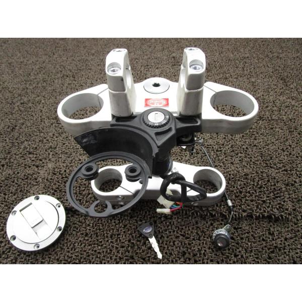 HPS300　　　トップブリッジ ステム メインキーセット 商品説明始動確認済み車両からの取り外しとなります。使用感等に伴うキズ、サビ、左ストッパーに欠けございます。メーターステーはヒビ割れ、削れございます。キーセットの切替確認取れておりま...