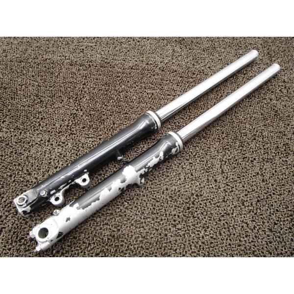 GB400TT　　　フロントフォーク 商品説明始動確認済み車両からの取り外しとなります。使用感等に伴うキズ、サビございます。インナーに点サビ、ダストシールに破れございます。商品の状態は、画像にてご確認下さい。修復素材に、いかがですか♪中古品...