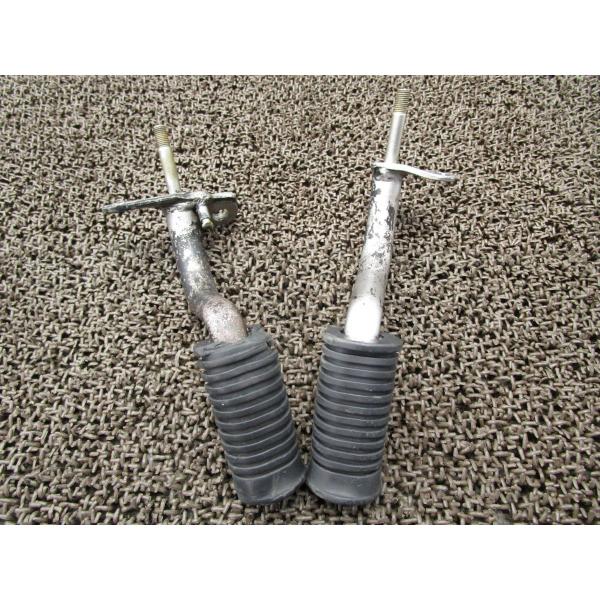 CB450　　　メインステップ左右 ステー 商品説明使用感等に伴うキズ、サビございます。ステップ先端に削れ、ステーに削れ、取付部に歪みございます。商品の状態は、画像にてご確認下さい。修復素材に、いかがですか♪中古品の為、神経質な方のご入札は...