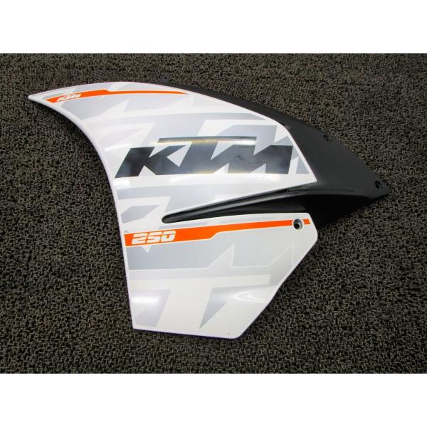 KTM RC250　　　サイドカウル左 商品説明始動確認済み車両からの取り外しとなります。使用感等に伴うキズ、スリキズございます。上取付部にヒビ割れ(画像3下中)、中取付部は黒い方にヒビ割れ(画像5下中)ございます。商品の状態は、画像にてご...