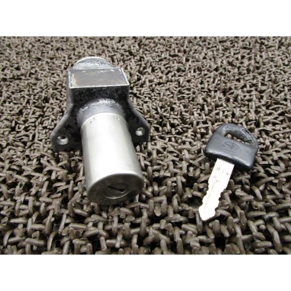 CB400F　　　メインキー 商品説明始動確認済み車両からの取り外しとなります。使用感等に伴うキズ、サビ、カプラーにツメ折れございます。切替確認取れておりますが、ON抜けします。商品の状態は、画像にてご確認下さい。修復素材に、いかがですか♪...