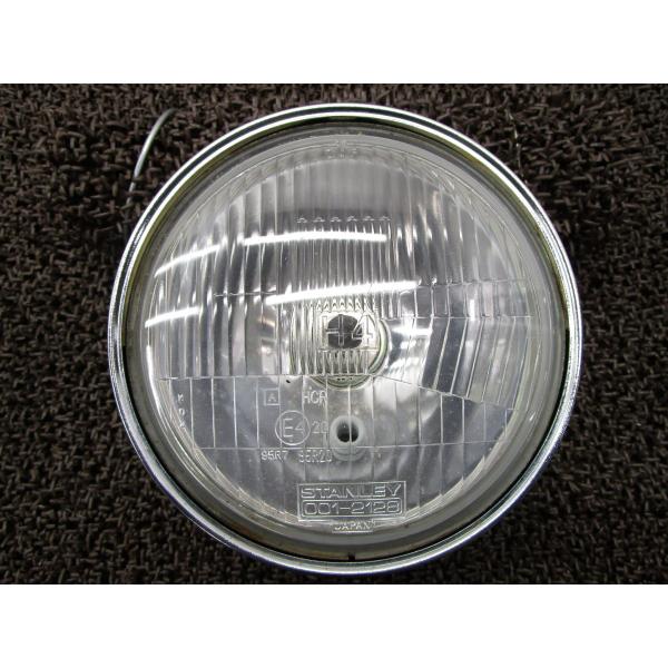 CB400F　　　ヘッドライト 社外 カバー 商品説明始動確認済み車両からの取り外しとなります。使用感等に伴うキズ、レンズに少々キズございます。リムは内側にサビございます。商品の状態は、画像にてご確認下さい。カスタム素材に、いかがですか♪中...