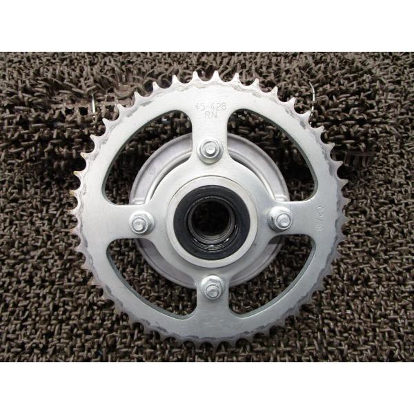 ジクサー150　スプロケット ハブ商品説明始動確認済み車両からの取り外しとなります。使用感等に伴うキズございます。商品の状態は、画像にてご確認下さい。修復素材に、いかがですか♪中古品の為、神経質な方のご入札はご遠慮願います。【車両情報】■メ...