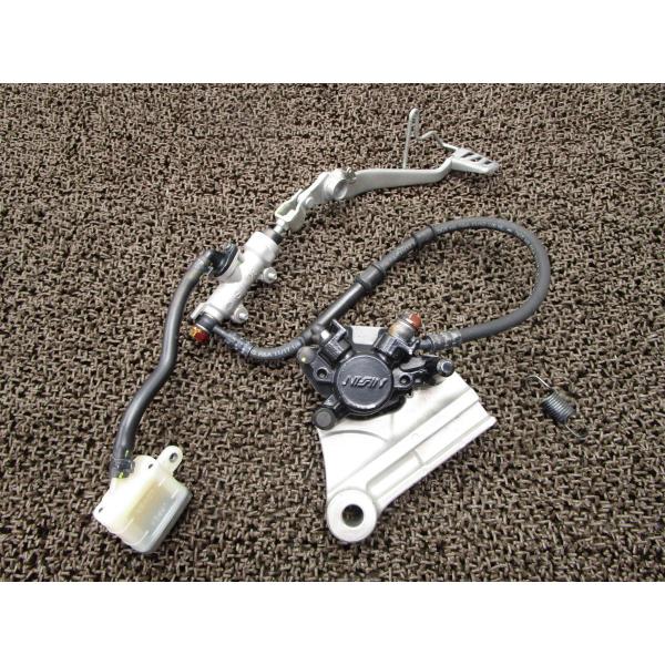 ジクサー150　リアキャリパー マスター ブレーキペダル商品説明始動確認済み車両からの取り外しとなります。使用感等に伴うキズ、サビございます。ペダル先端にガリキズございます。商品の状態は、画像にてご確認下さい。修復素材に、いかがですか♪中古...