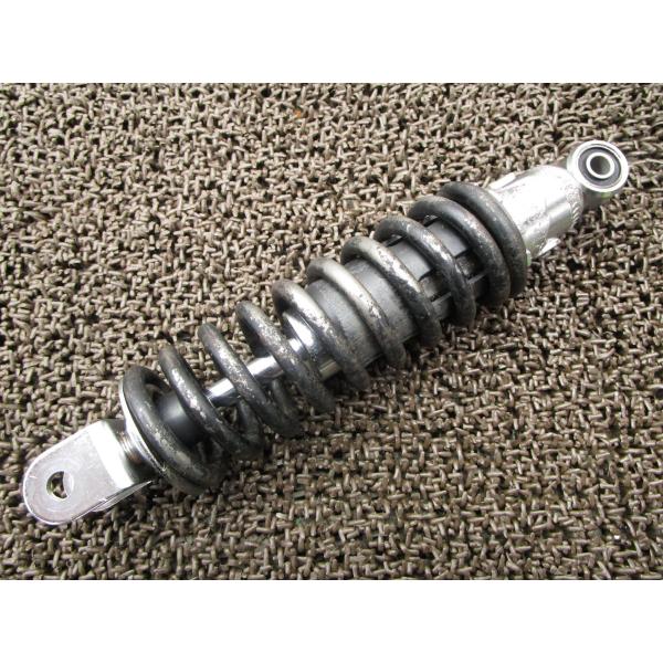 AR50　リアサスペンション商品説明始動確認済み車両からの取り外しとなります。使用感等に伴うキズ、サビございます。ロッド可動部にサビございます。スプリングの中にある黒いカバーはヒビ割れしております。商品の状態は、画像にてご確認下さい。修復素...