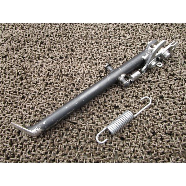 AR50　サイドスタンド商品説明始動確認済み車両からの取り外しとなります。使用感等に伴うキズ、サビございます。接地面に削れございます。商品の状態は、画像にてご確認下さい。修復素材に、いかがですか♪中古品の為、神経質な方のご入札はご遠慮願いま...