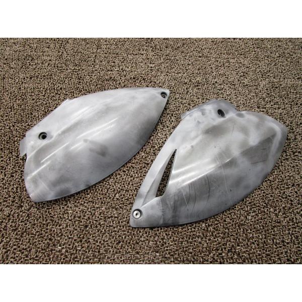 KTM 640LC4 スーパーモト　サイドカバー 左右商品説明始動確認済み車両からの取り外しとなります。使用感等に伴うキズございます。商品の状態は、画像にてご確認下さい。修復素材に、いかがですか♪中古品の為、神経質な方のご入札はご遠慮願いま...